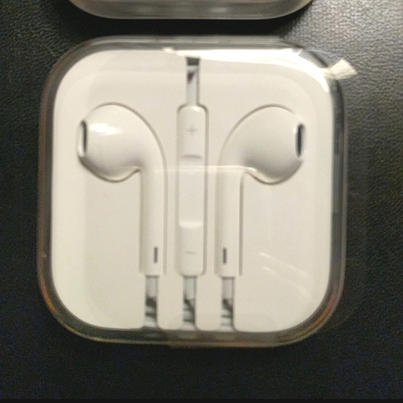 Apple | Cell Phones & Accessories | New Pair Of Apple Wired Earpods ...